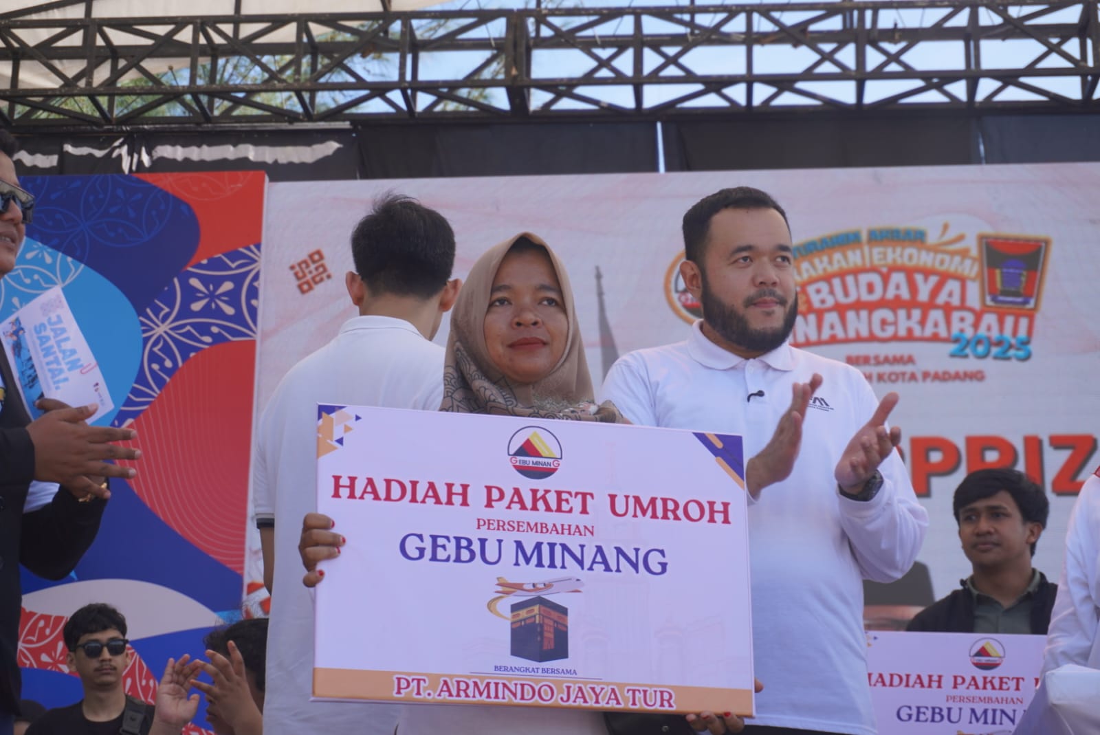 Penuh Haru, Dua Warga Kota Padang Terima Hadiah Umrah Fun Walk ...