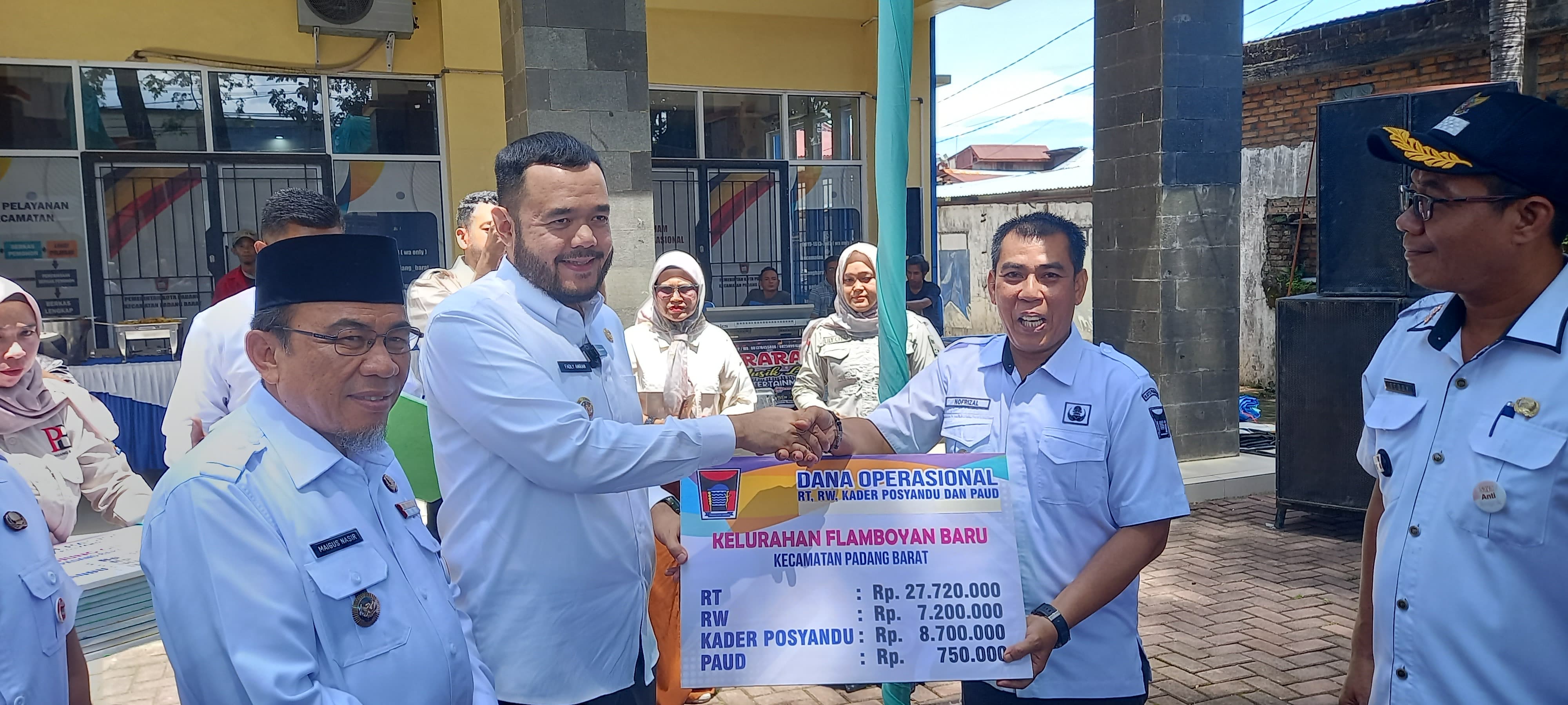 Fadly Amran Serahkan Dana Operasional, Progul Padang Amanah Hadir Nyata ...